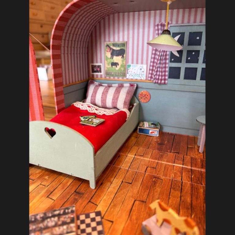 Sam & Julia Mouse Mansion To Go (Kid’s Room) | Reusables and More